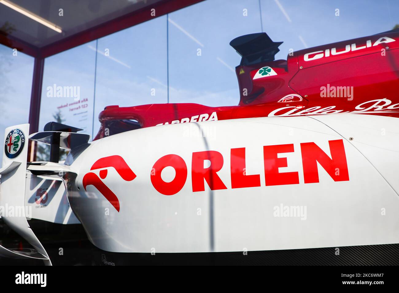 Das Orlen-Logo ist auf dem Formel-1-Auto mit der Farbe Alfa Romeo ...