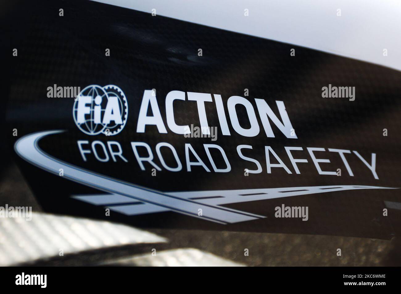 Das FIA Action for Road Safety-Logo ist auf dem Formel-1-Auto mit der ...