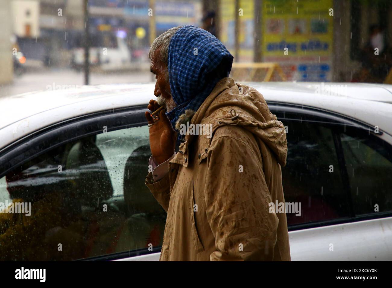Mann raucht eine zigarette im winter -Fotos und -Bildmaterial in hoher ...
