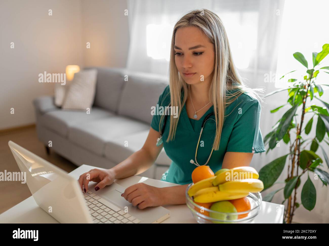 Ernährungsberaterin mit Früchten, die an ihrem Schreibtisch arbeiteten ...