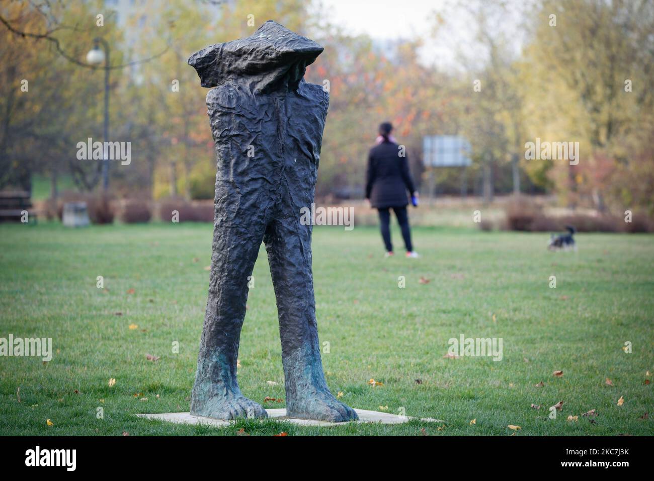 Die Skulpturen 'Zinaxin und Dolacin' von Magdalena Abakanowicz sind am ...