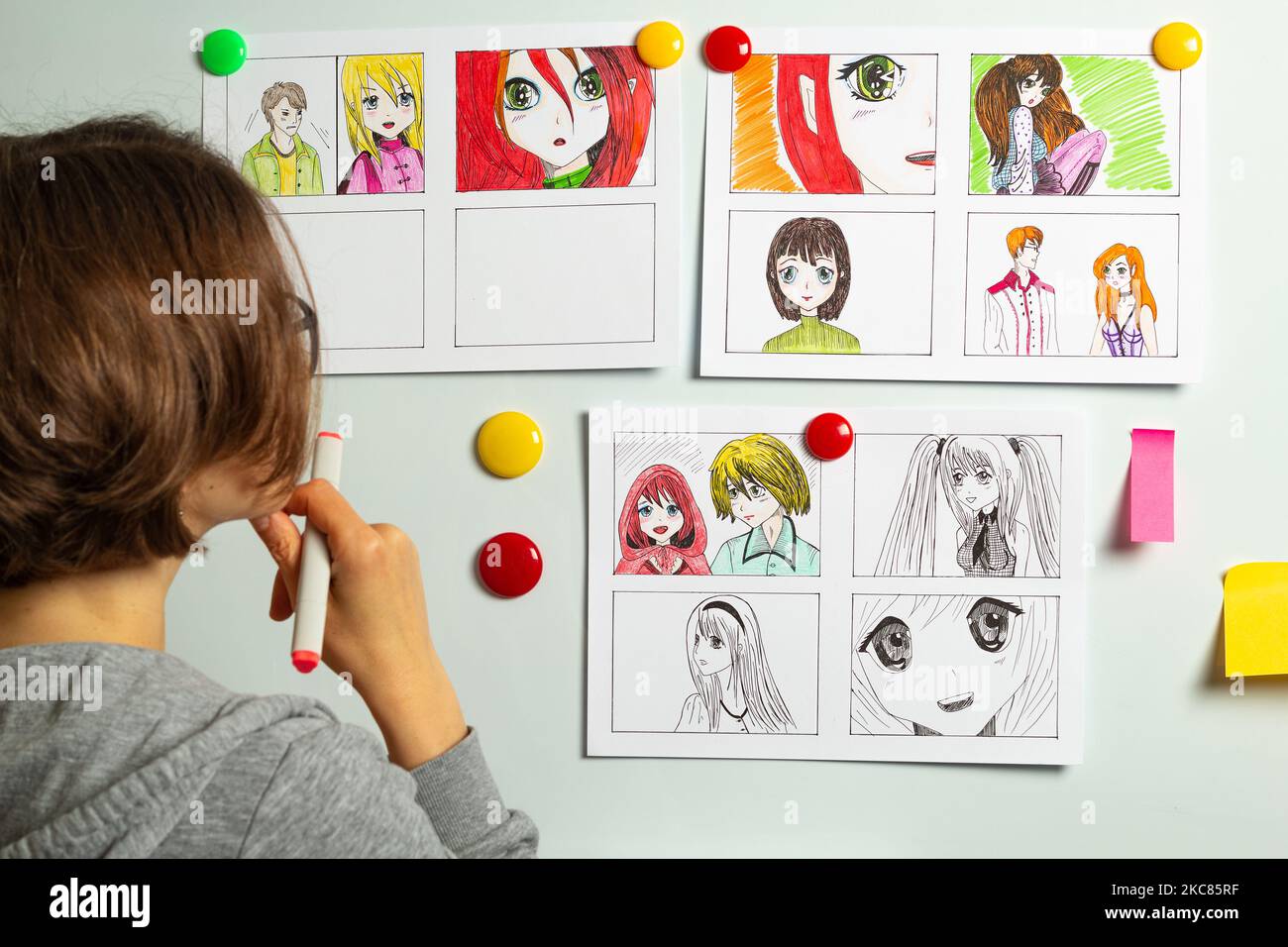 Ein Künstler zeichnet ein Storyboard eines Anime-Comics. Manga-Stil ...