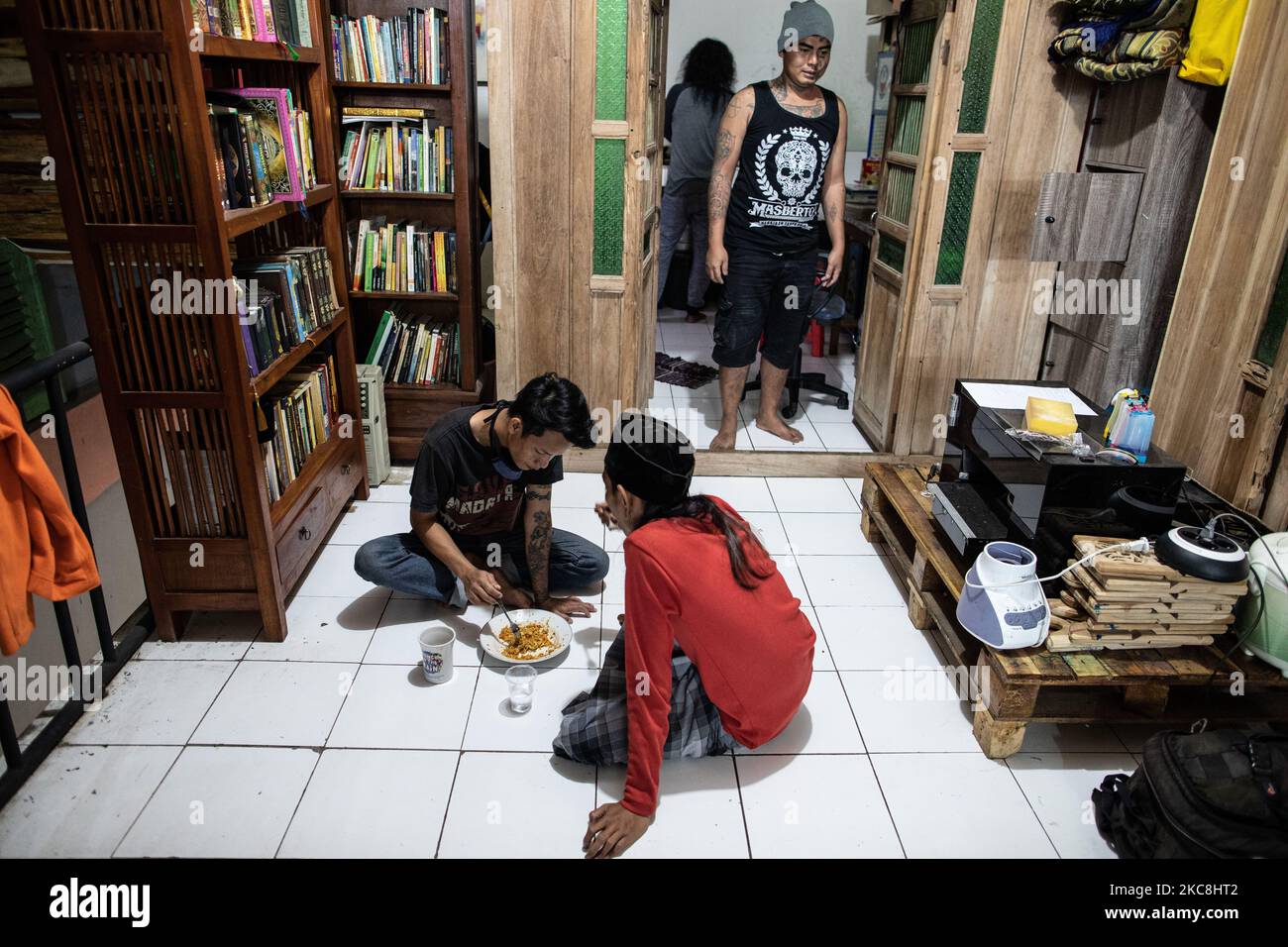 Schüler, die nach dem Gebet zu Mittag essen. Islamisches Internat für ...