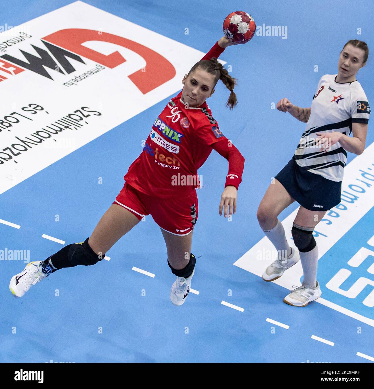 Fanny Helembai von Váci NKSE schießt den Ball während des EHF Group ...