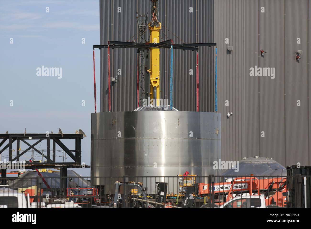 Ingenieure arbeiten am Dienstag, den 23.. Februar, am Morgen des ...