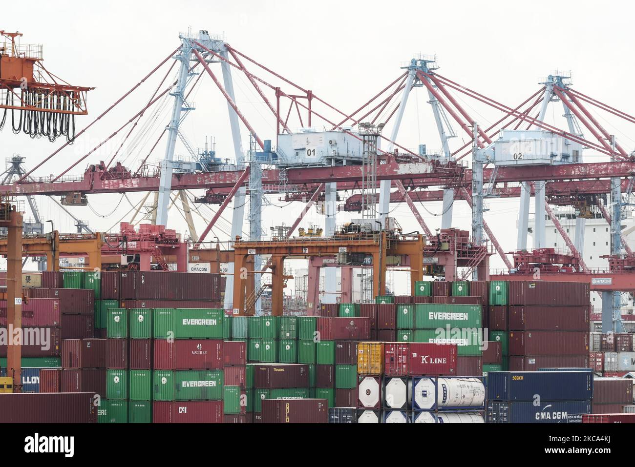 Ein Frachtstapel am 28. Februar 2021 im Jakarta International Container ...