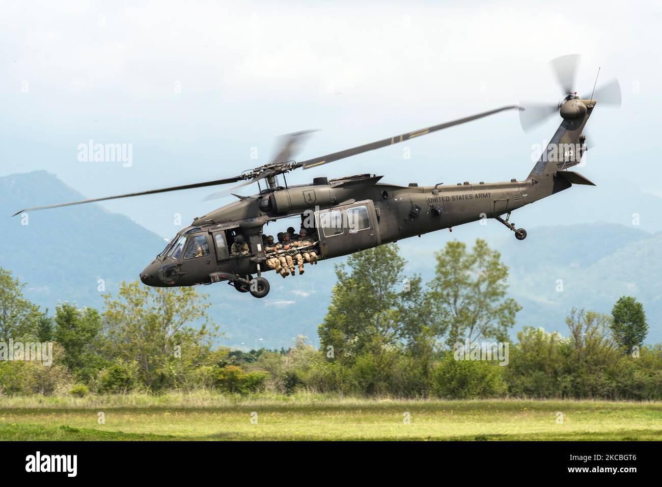 Ein Hubschrauber der US Army UH-60m Black Hawk in der Juliet Drop Zone ...