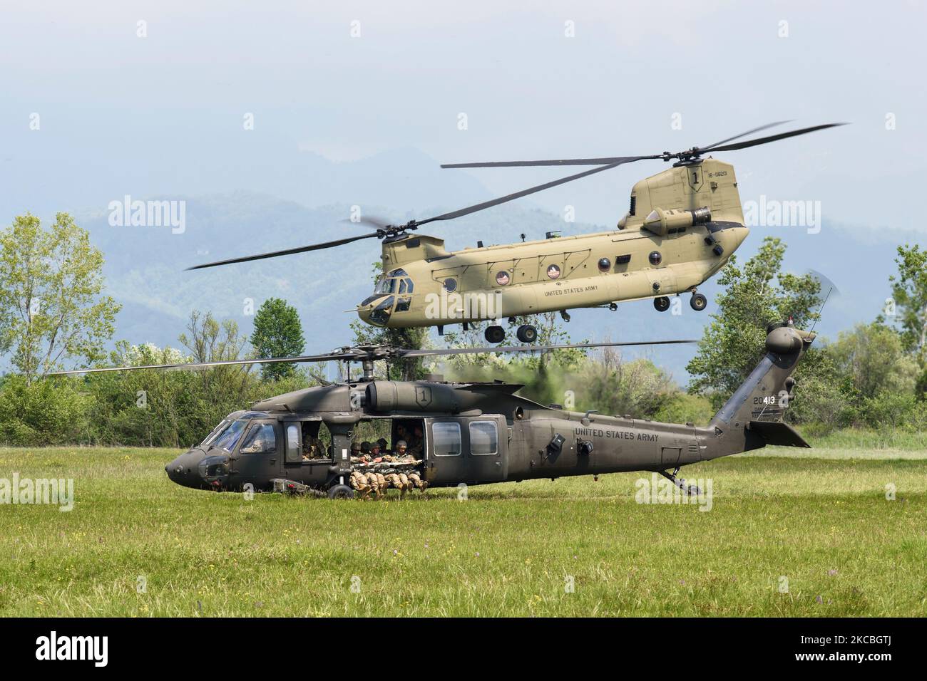 Ein Hubschrauber der US Army UH-60m Black Hawk und CH-47F Chinook in ...