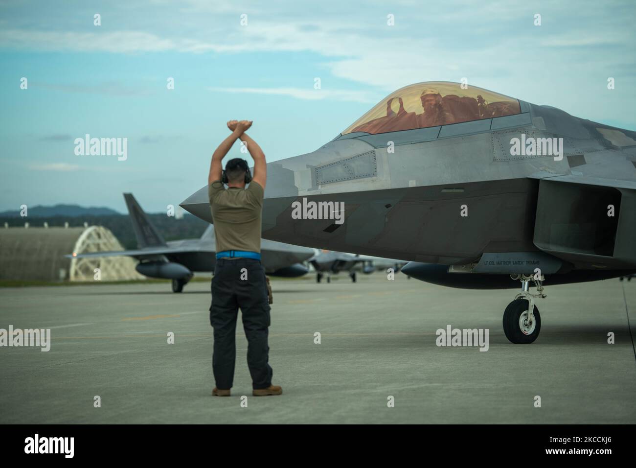 Ein Airman der US-Luftwaffe marschiert einen dem 3.-Flügel zugewiesenen ...