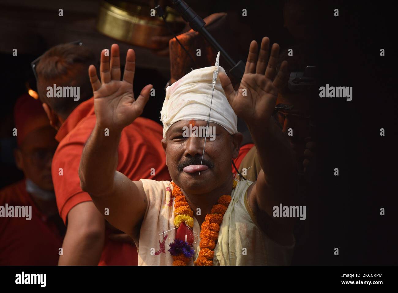 49 Jahre alt, schwingt Buddha Krishna Shrestha seine Hand nach der ...