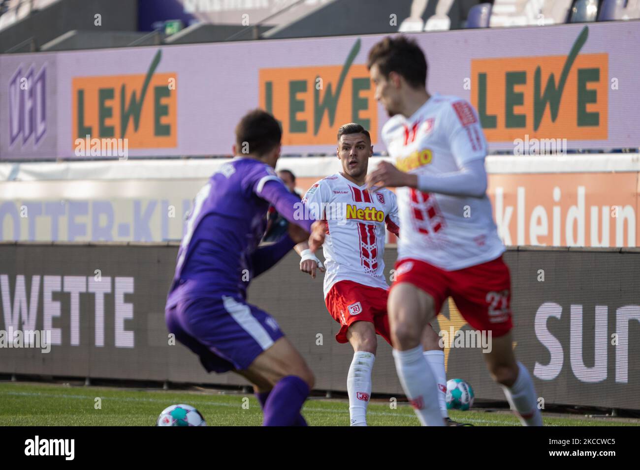 Erik Wekesser (Mitte) aus Regensburg übergibt den Ball beim zweiten ...