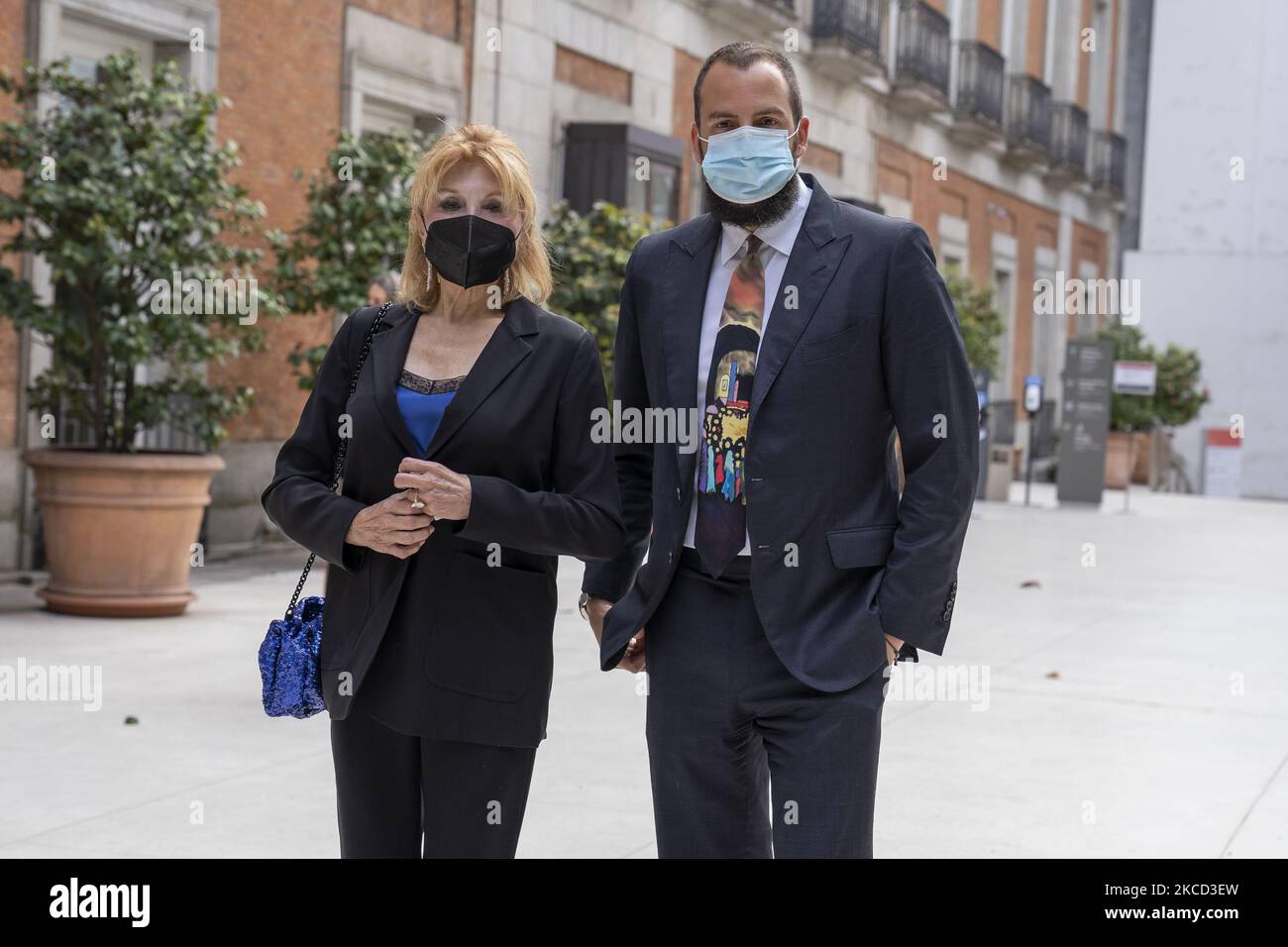 Baroness Thyssen (Carmen Cervera) und ihr Sohn Borja Thyssen posieren ...