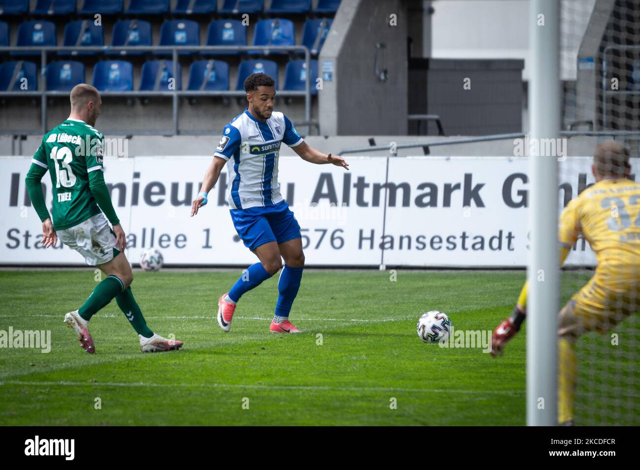 Leon Bell Bell Bell (zweiter von links) aus Magdeburg kontrolliert den ...