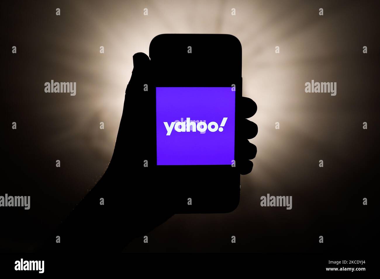 Yahoo! Das Logo ist auf einem Telefonbildschirm in dieser Abbildung zu sehen, die am 3. Mai 2021 ...