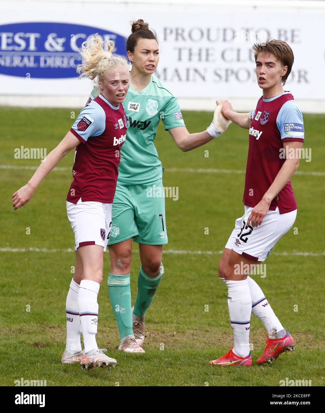 Mackenzie Arnold von West Ham United WFC erhält Glückwünsche von Grace ...