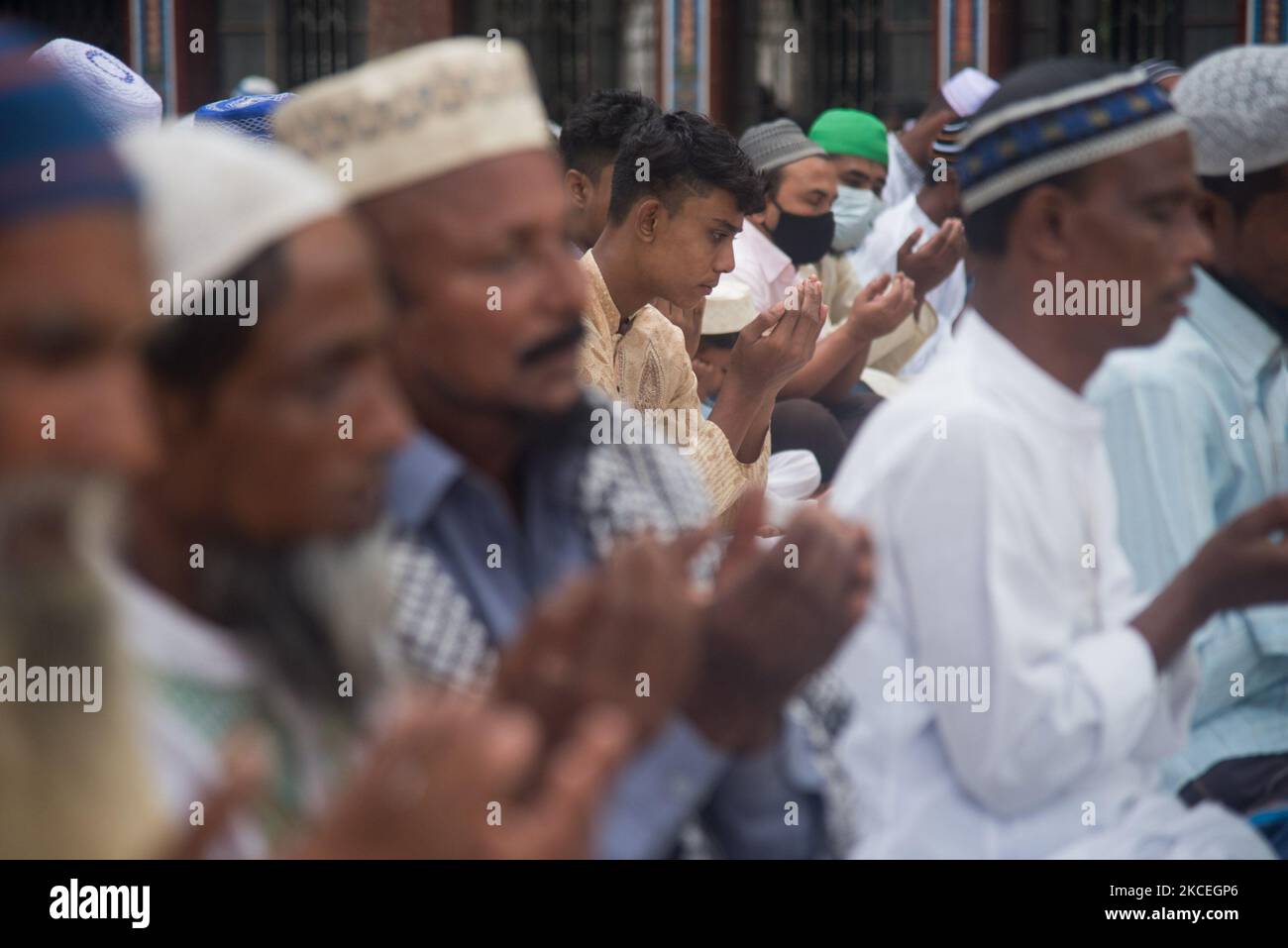 Am 14. Mai 2021 in Bogra in Bangladesch: Menschen beten vor einer ...