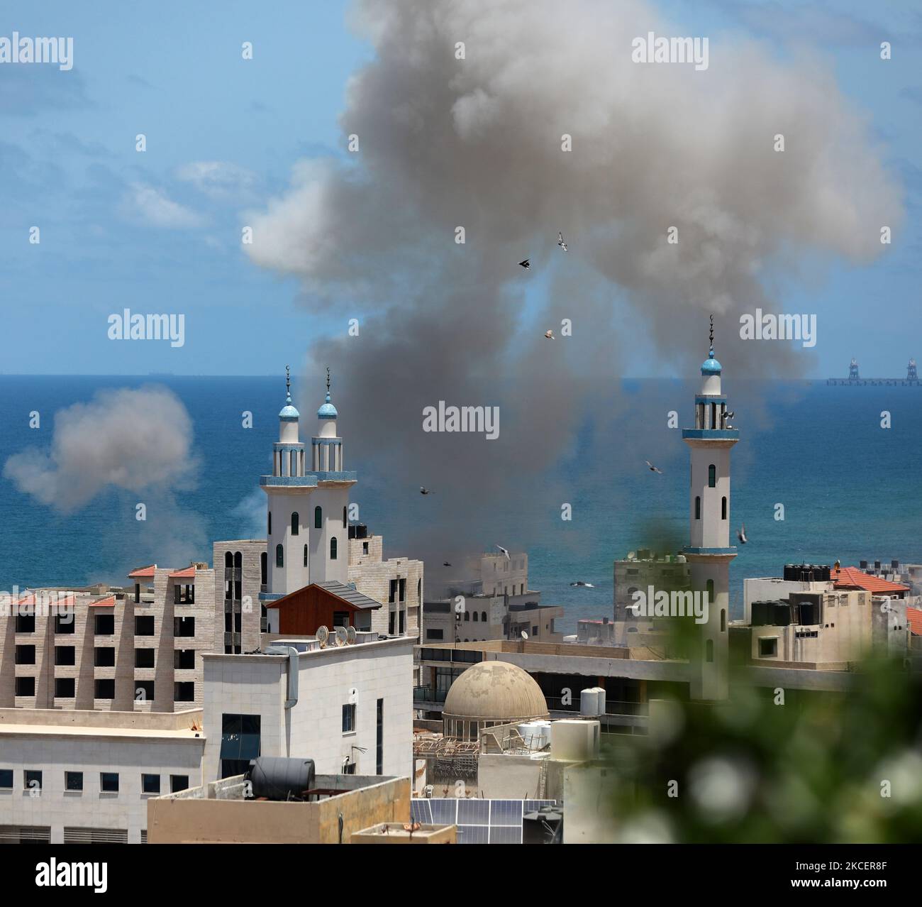 Nach einem Bombardement der israelischen Marine am 17. Mai 2021 wehte ...