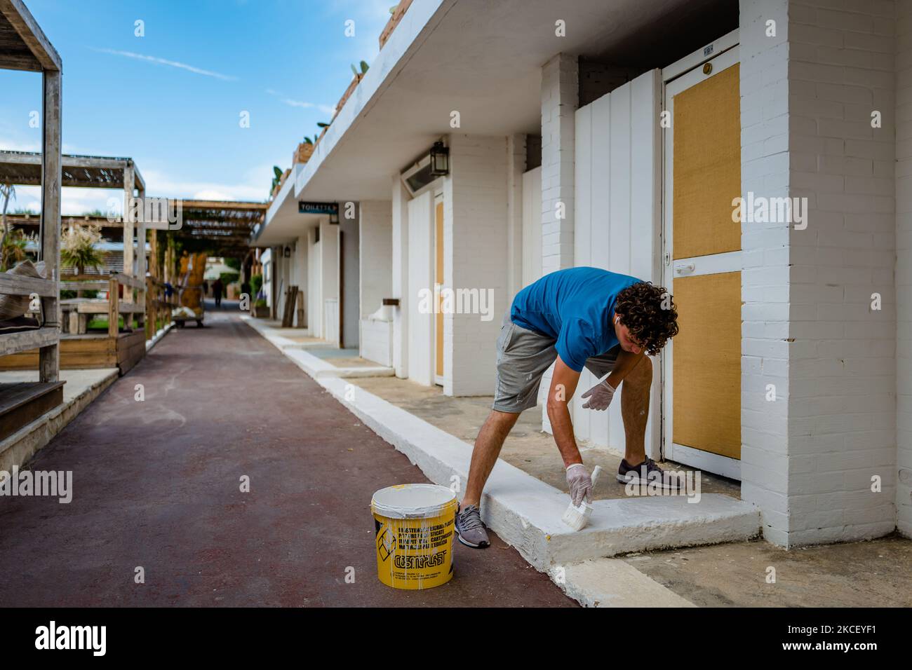 Ein Arbeiter, der am 20. Mai 2021 den Fußboden vor den Kabinen des ...
