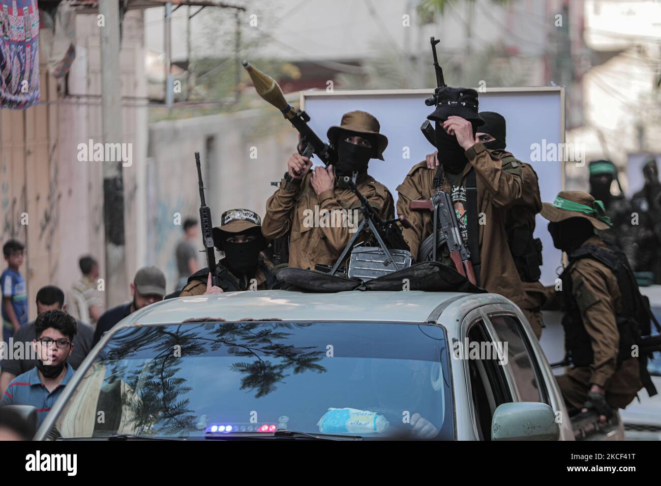 Mitglieder der Al-Qassam-Brigaden, des bewaffneten Flügels der ...