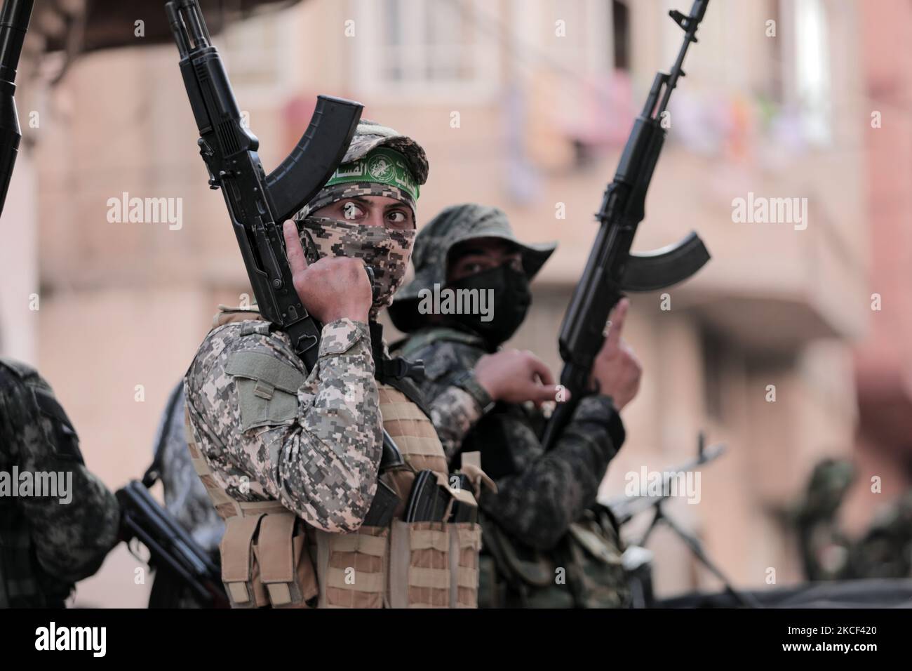 Mitglieder der Al-Qassam-Brigaden, des bewaffneten Flügels der ...