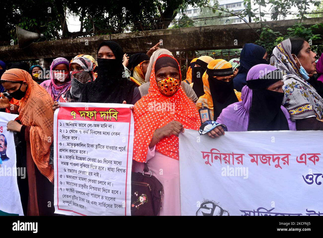 Bekleidungsarbeiter der OPEX & Sinha Textile Group hielten am 6. Juni ...