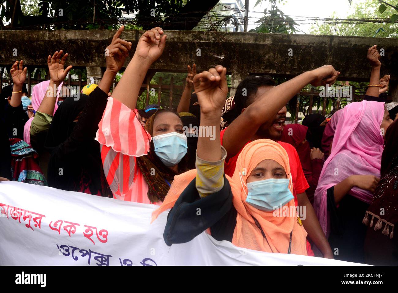 Bekleidungsarbeiter der OPEX & Sinha Textile Group hielten am 6. Juni ...