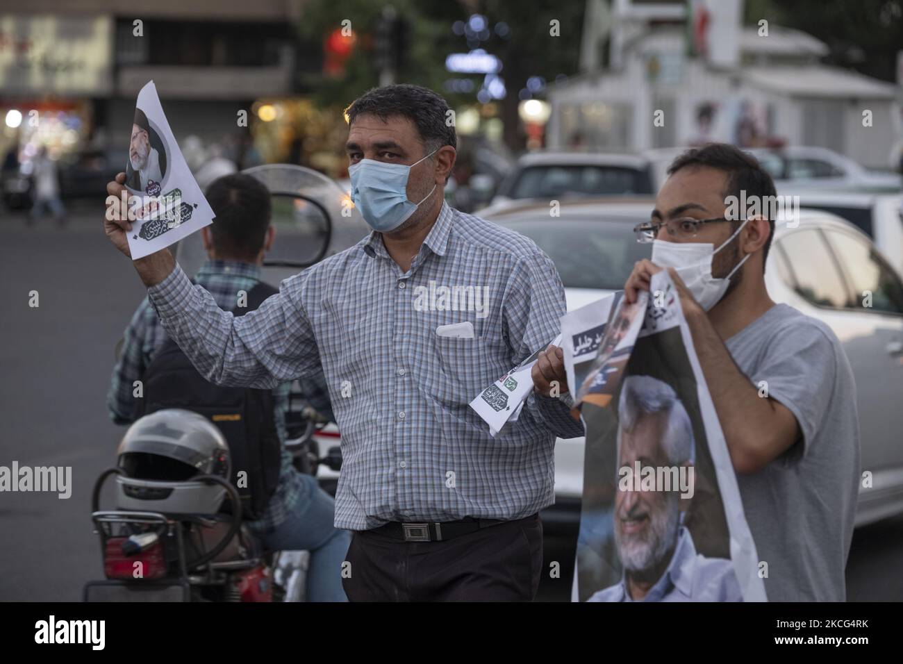 Die Anhänger der Präsidentschaftswahlkandidaten Saeed Jalili (R) und ...