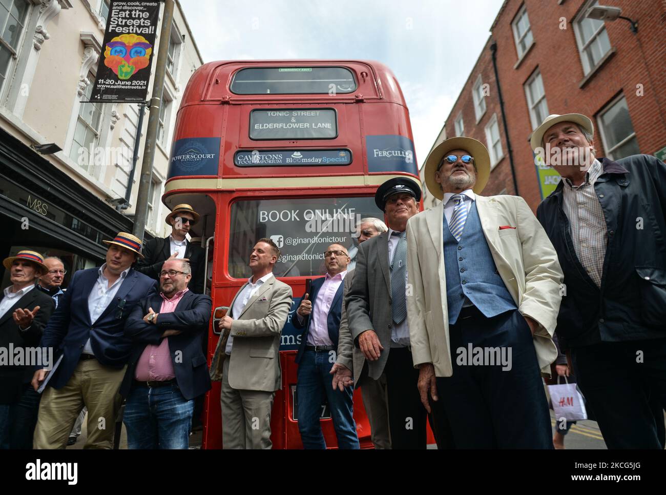 James Joyce-Enthusiasten, die neben einem speziellen Bloomsday Bus in ...