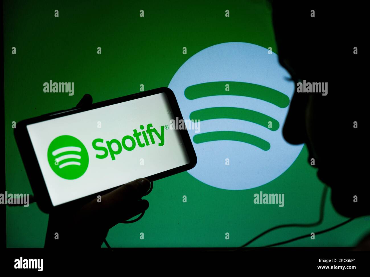 Dieses Bild zeigt das Logo von Spotify auf einem Smartphone in Tehatta ...