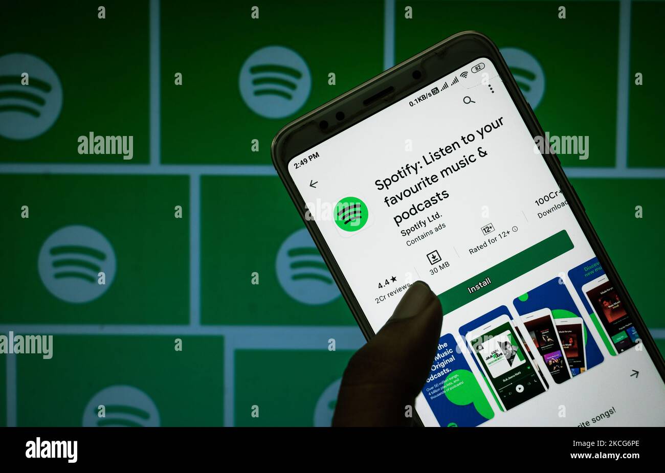 Dieses Bild zeigt das Logo von Spotify auf einem Smartphone in Tehatta ...