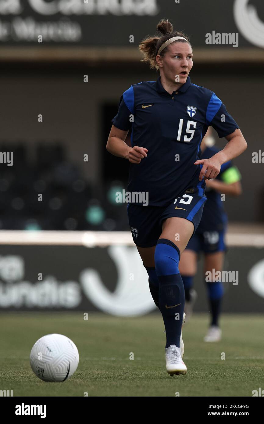 Natalia Kuikka aus Finnland läuft mit dem Ball beim Freundschaftsspiel ...