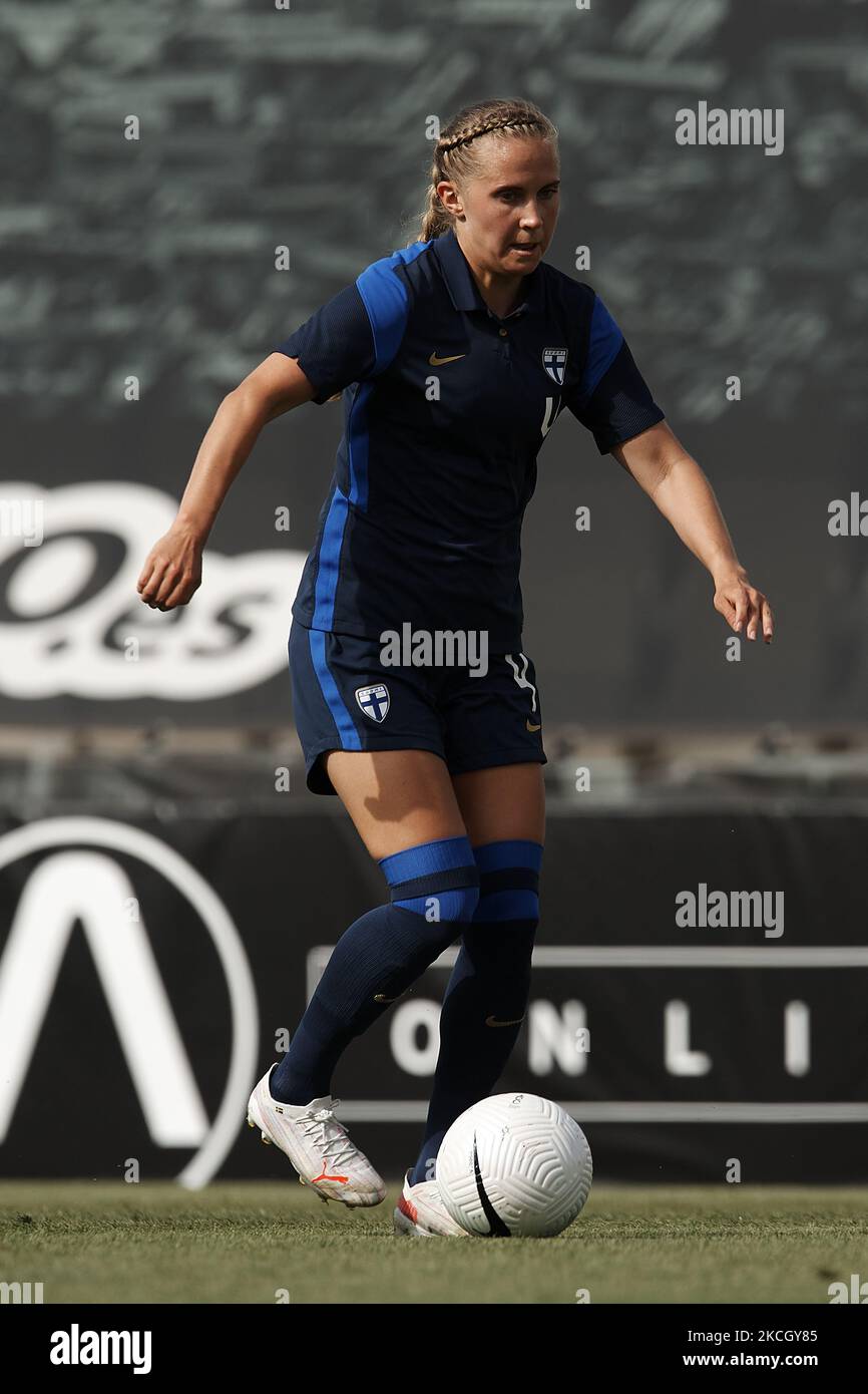 Ria Oling aus Finnland kontrolliert den Ball beim Freundschaftsspiel ...