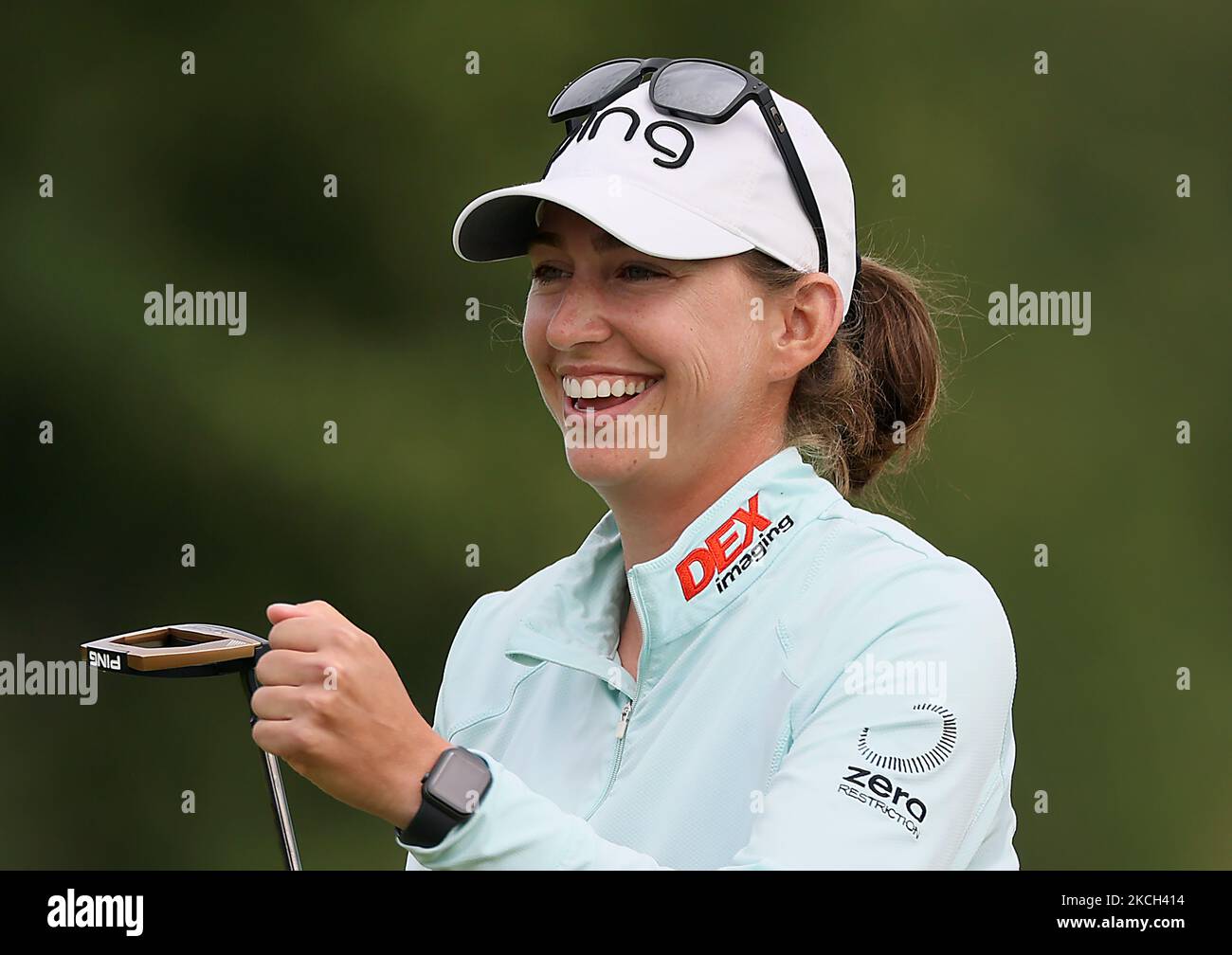 Elizabeth Szokol aus Chicago, Illinois, geht zur Faust Bump ihren Caddy ...
