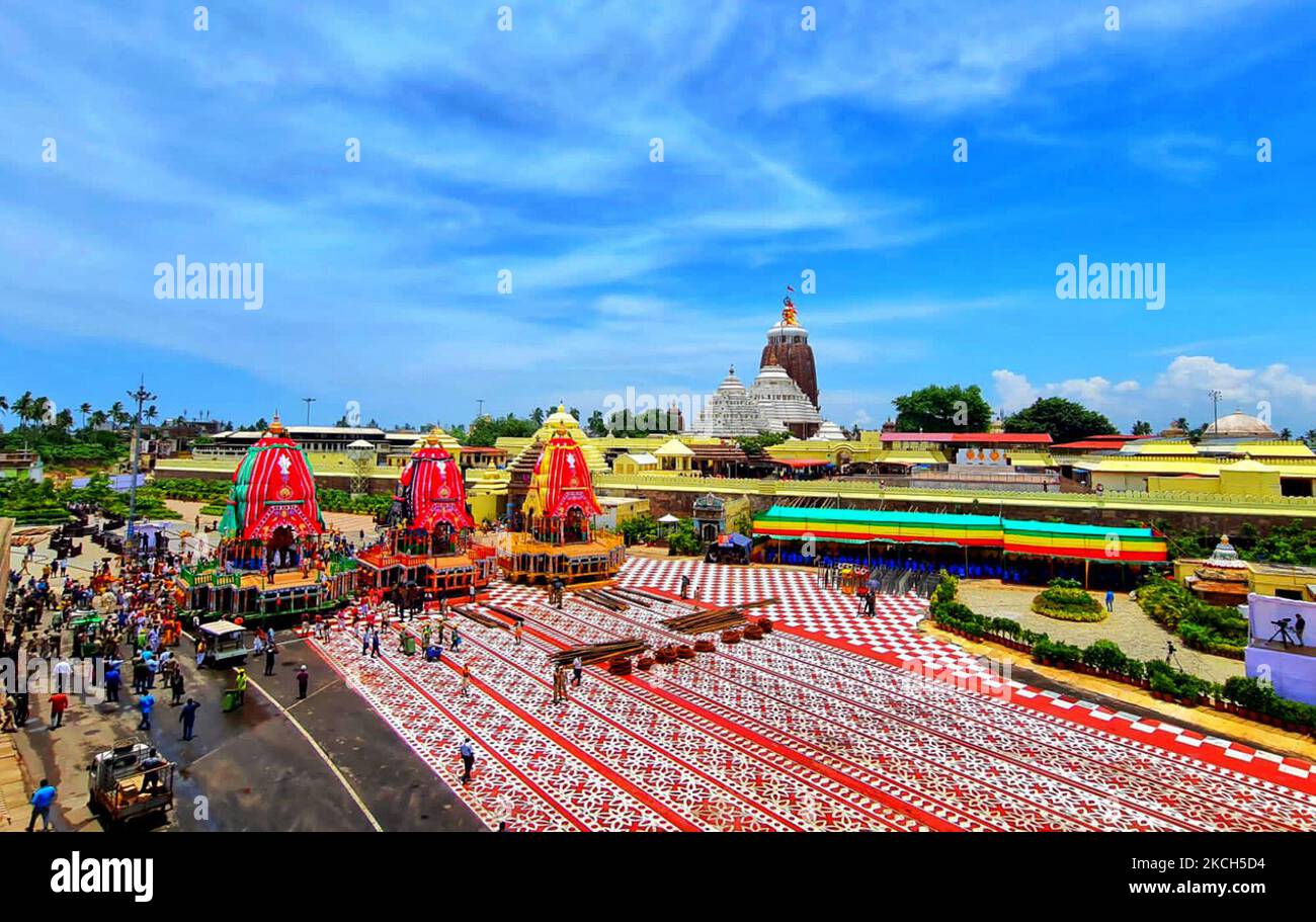 Polizeipersonal wird auf der Wagenstraße gesehen, als traditionelle ...