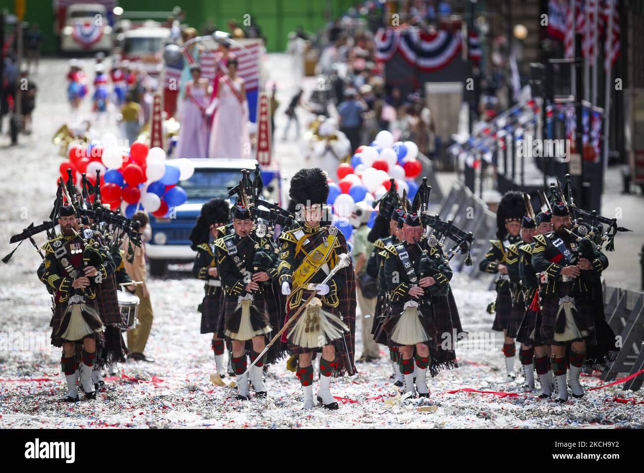 Crew und Cast-Mitglied sind am Set zu sehen, da die Dreharbeiten für ...