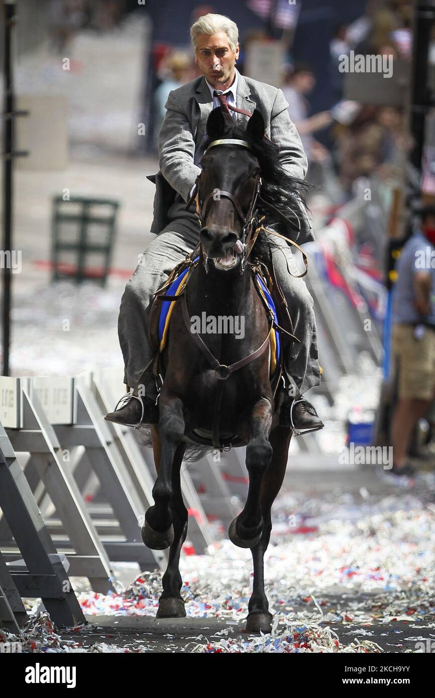 Crew und Cast-Mitglied sind am Set zu sehen, da die Dreharbeiten für ...
