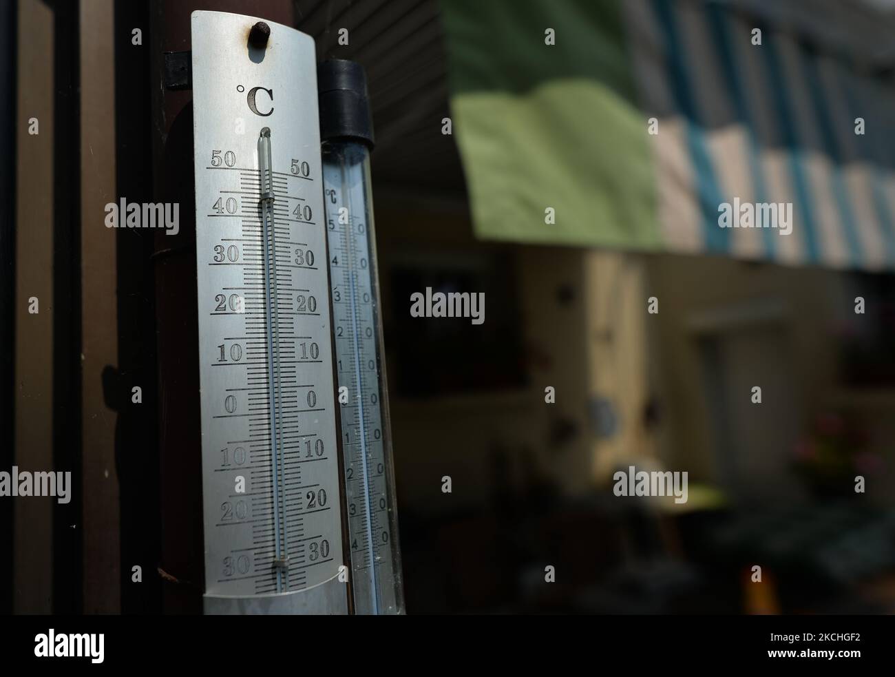 Das Thermometer zeigt eine Temperatur von fast 40 Grad Celsius in der ...