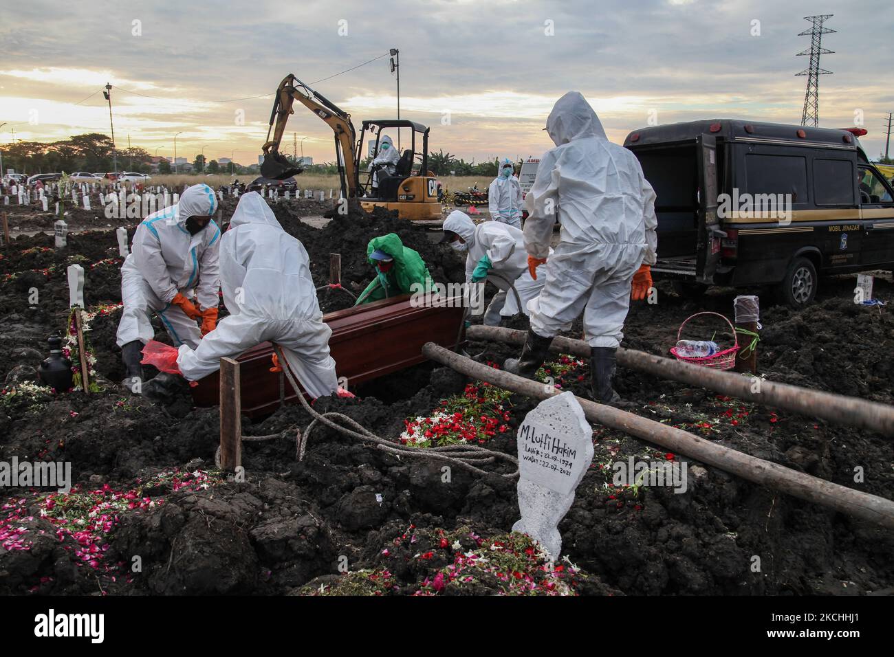 Am 22. Juli 2021 tragen die Bestattungsmitarbeiter einen Sarg für die Opfer des Covid-19 ...