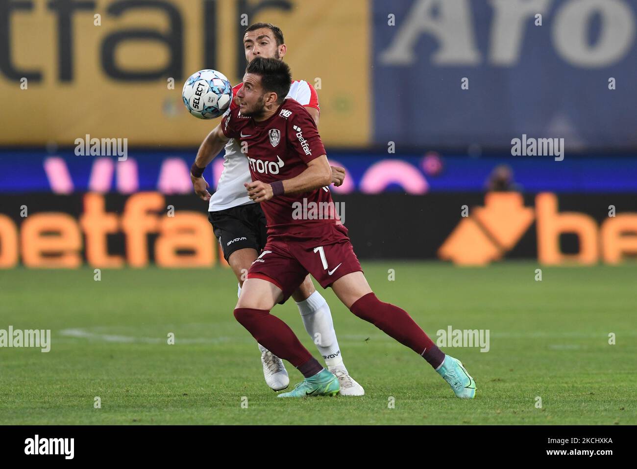 Mittelfeldspieler adrian paun -Fotos und -Bildmaterial in hoher ...