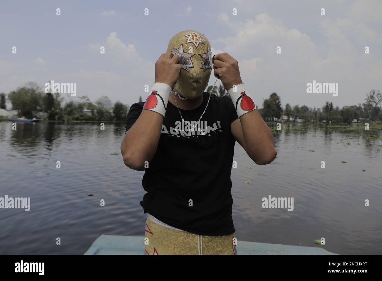 Der professionelle Wrestler Gran felam Jr., an Bord eines Bootes, zieht ...