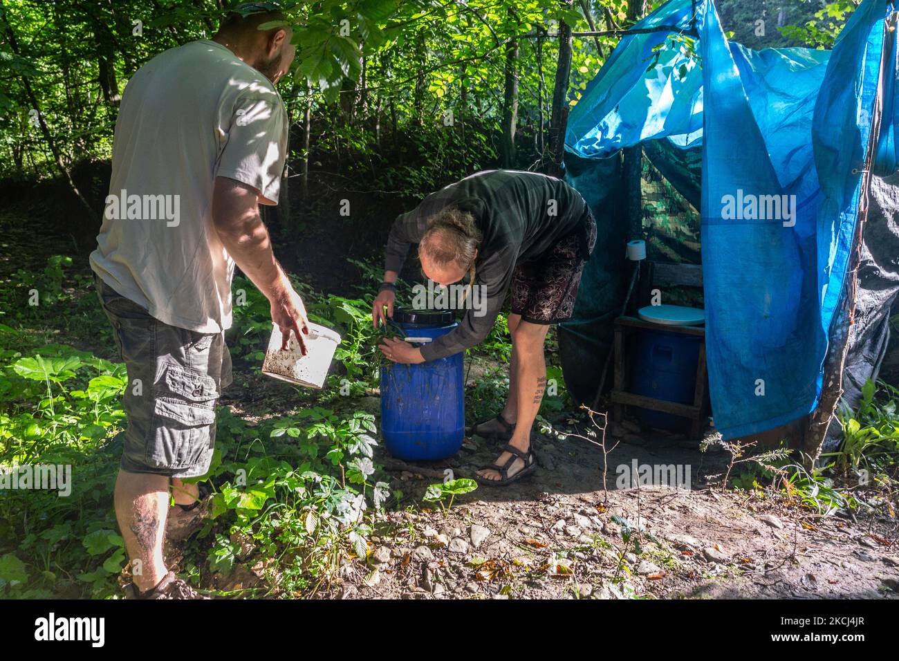 Umweltaktivisten wechseln am 28. Juli 2021 in ihrem Arbeitslager im ...