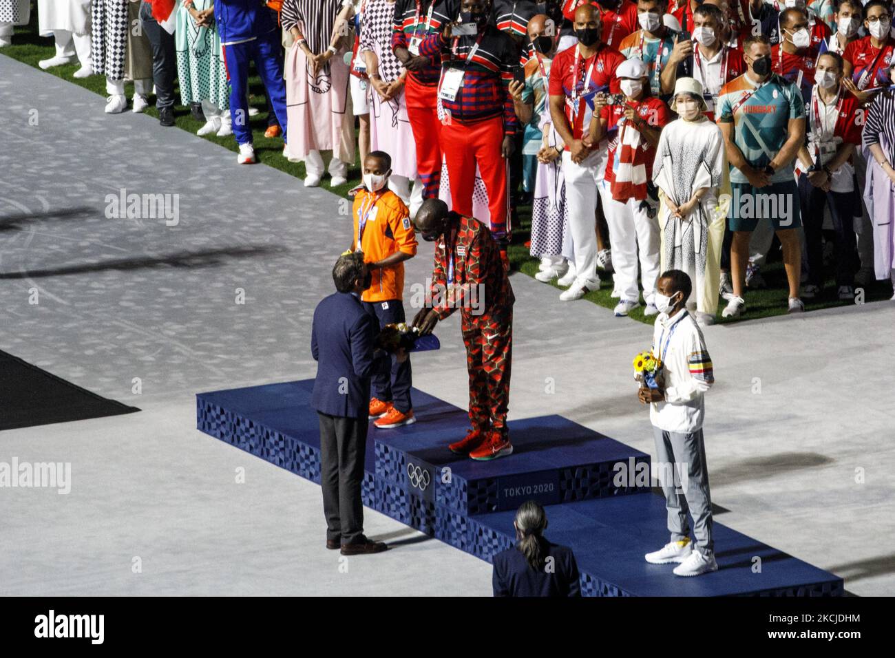 Olympische Spiele: Abschlussfeier im Olympiastadion. Die Siegerehrung für den Männer-Marathon ...