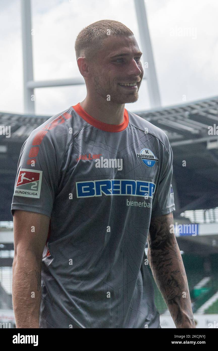 Felix Platte vom SC Paderborn schaut nach dem zweiten Bundesliga-Spiel ...