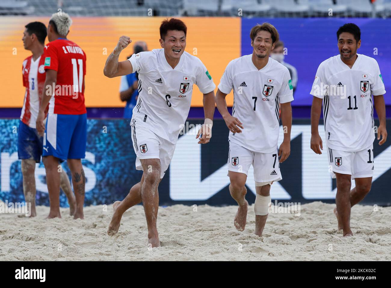 Takuya Akaguma (C) aus Japan feiert sein Tor mit Takaaki Oba und Masanori Okuyama (R) aus Japan ...