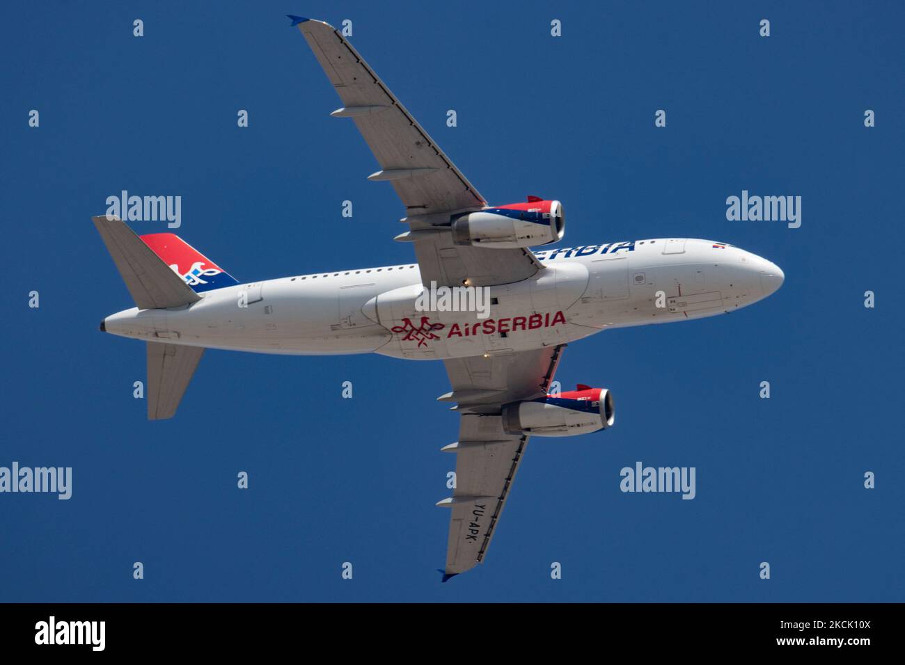 Ein Flugzeug der Fluggesellschaft Air Serbia Airbus A319 der serbischen Flagge mit der ...