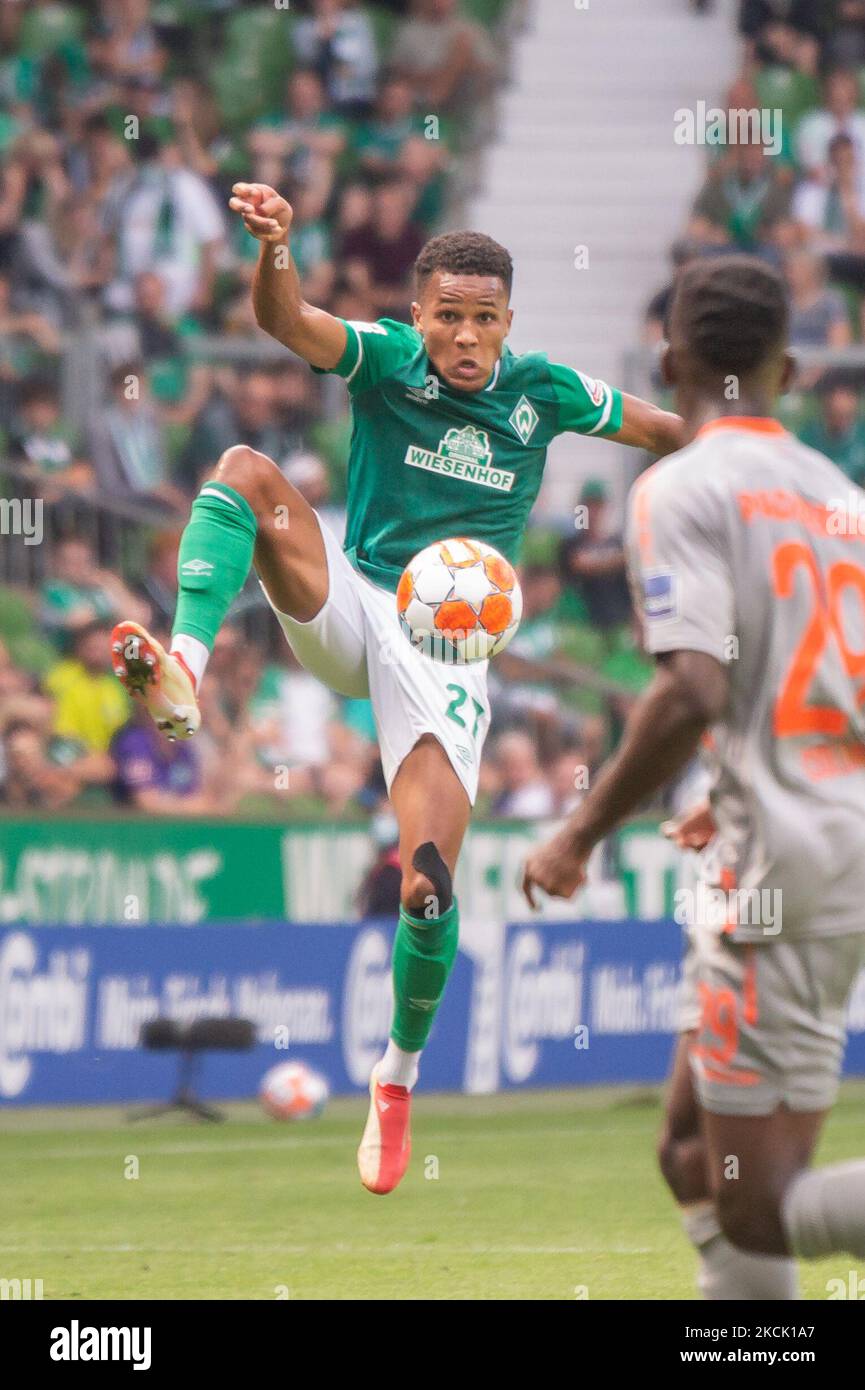 Felix Abu vom SV Werder Bremen wetteifern beim zweiten Bundesliga-Spiel ...