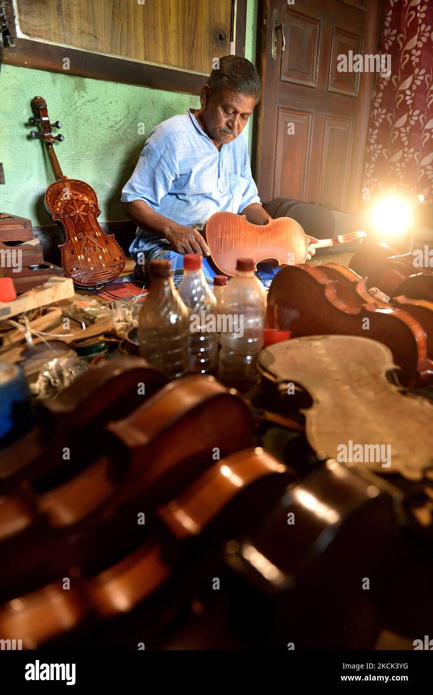 Pachugopal Roy zeigt am 24. August 2021 in seiner Werkstatt in Kalkutta ...