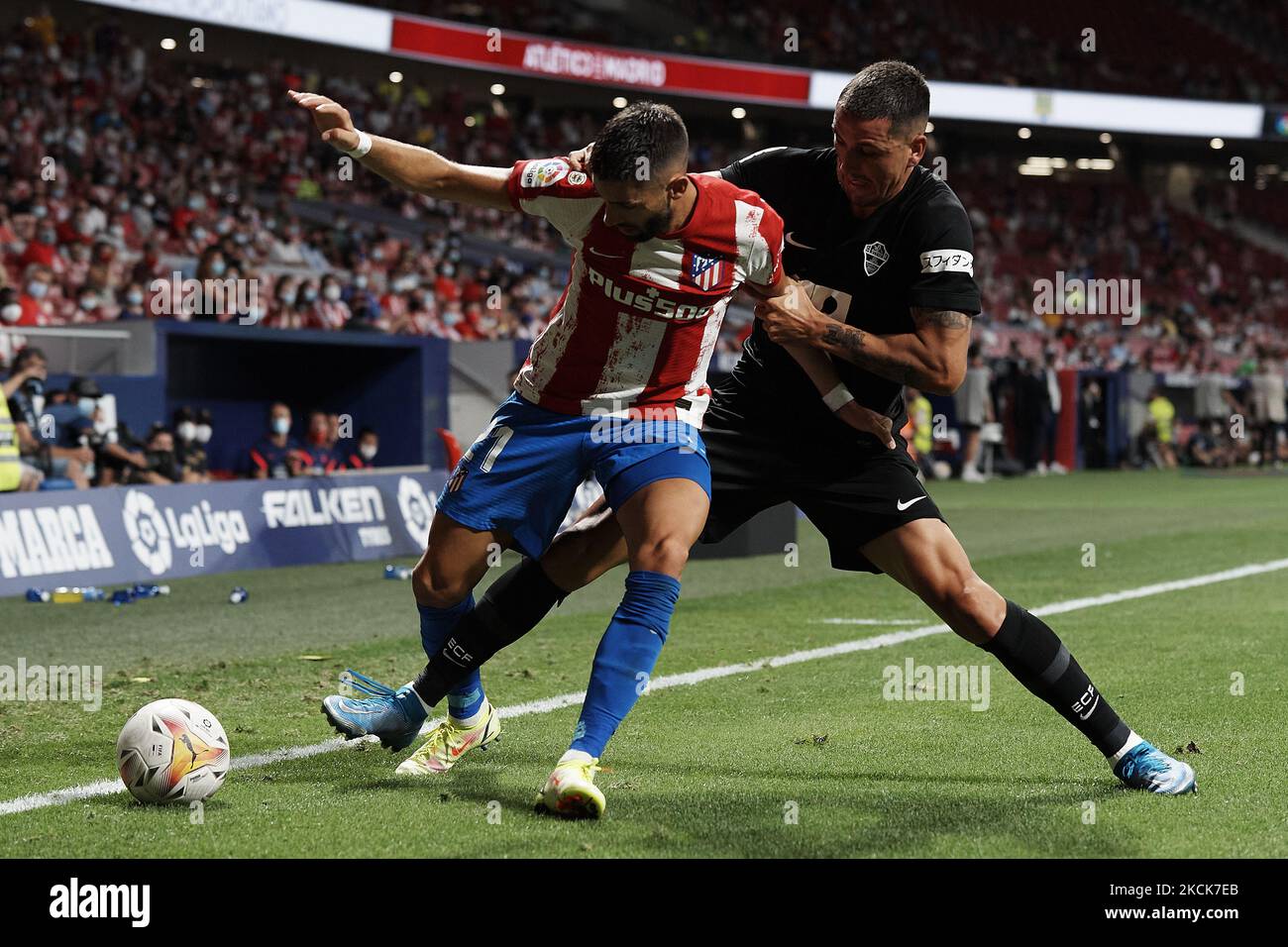 Yannick Carrasco von Atletico Madrid und Enzo Roco von Elche treten ...