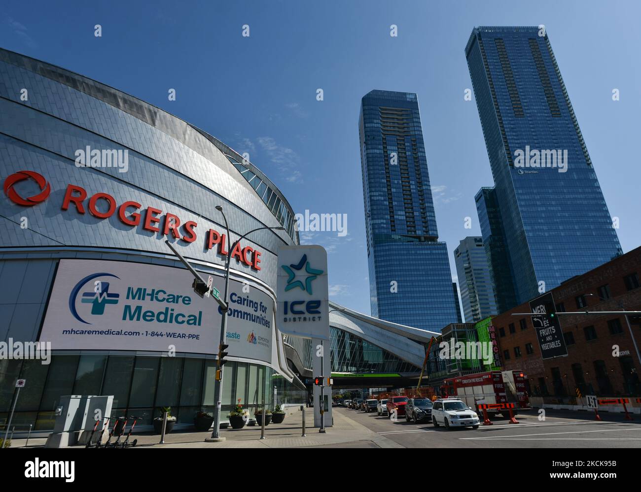 Gesamtansicht der Umgebung des Rogers Place mit dem JW Marriott und den ...