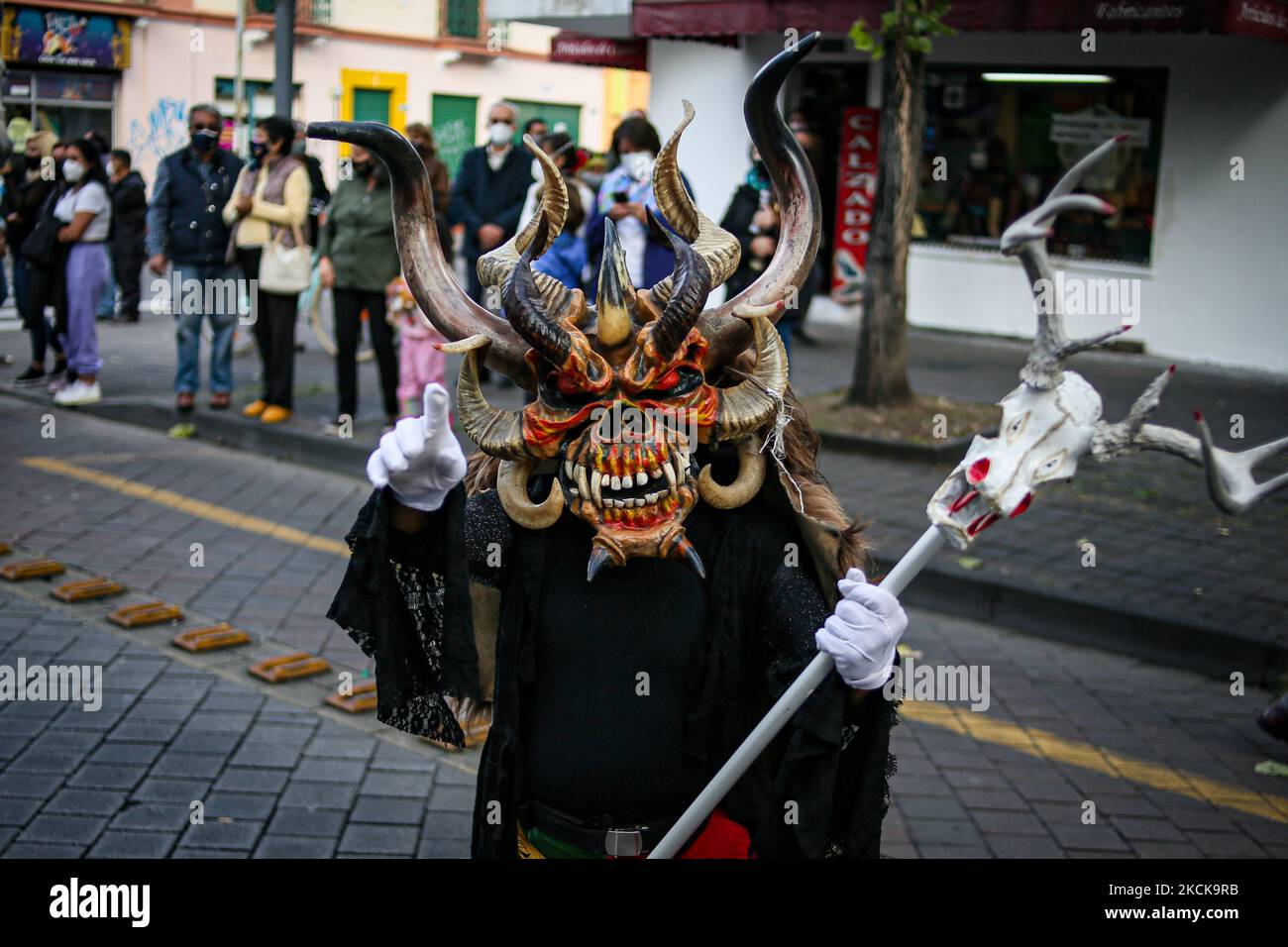 Traditionelle ecuadorianische teufel -Fotos und -Bildmaterial in hoher ...